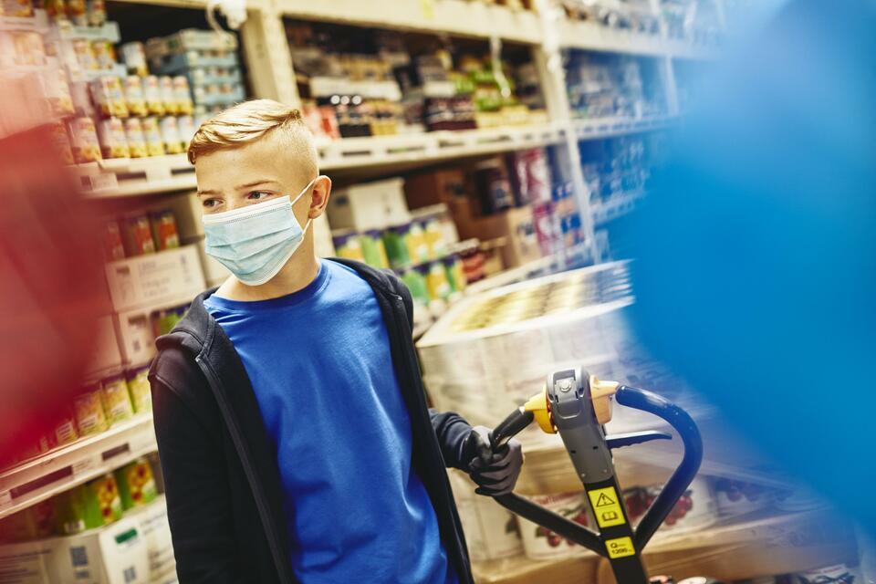 Trabalhar como assistente de loja: tarefas, salário, oportunidades e ...